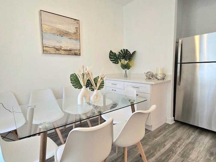Freshly Renovated Apt Close To The Lake - Chicago, IL