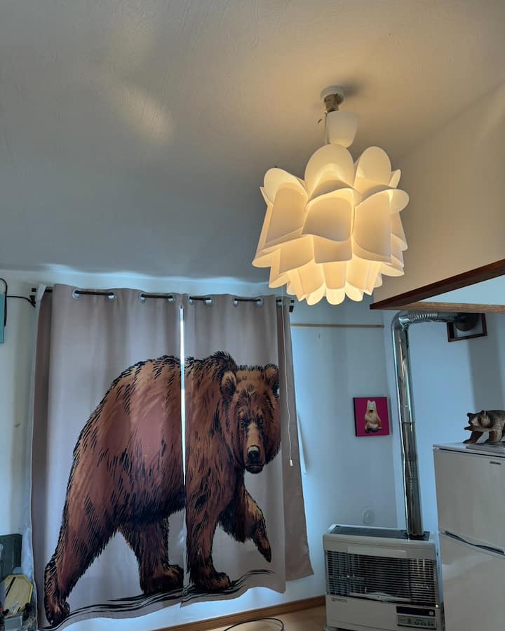 Bear Foot 東町：「熊彫のまち八雲」をゆっくりステイして楽しむ。クマ推しの宿です。 - Hokkaido