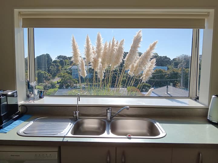 Easy At The Beach - Sunny Roomy Home, Pet Friendly - Ōtaki Beach
