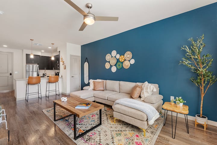 Sleek Desert Oasis | Pool, Gym, Hot Tub, King Bed - Tempe, AZ