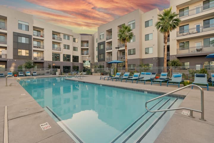 Rest & Recover! | King Bed, Pool, Gym & More - Tempe, AZ