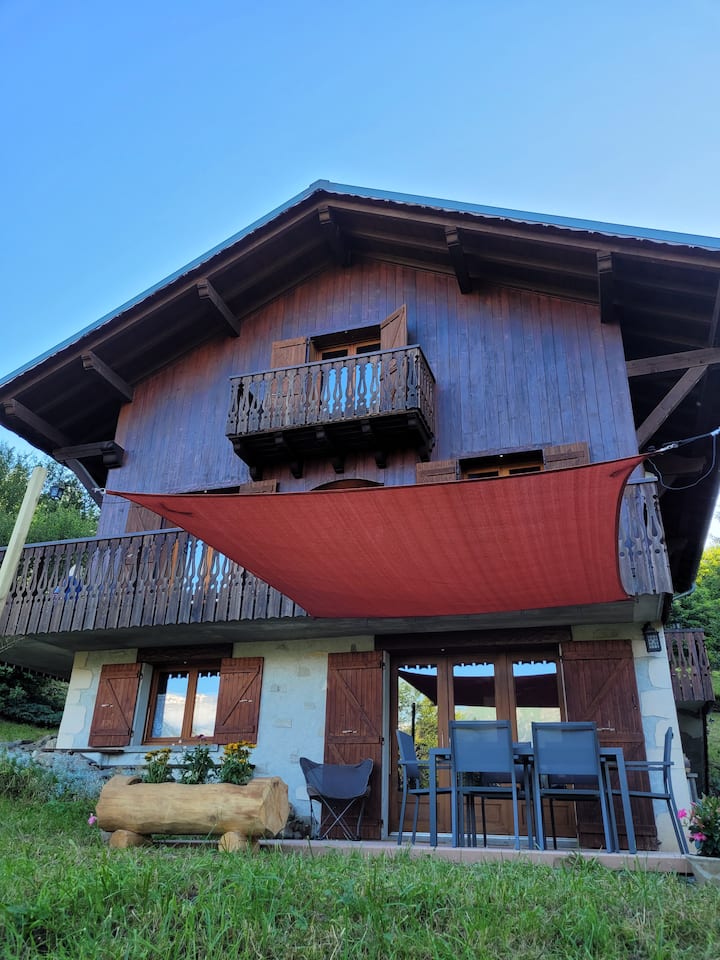 Logis Dans Chalet Savoyard
Vue Sur Pics Et Vallée - Morillon
