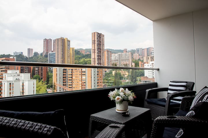 Stylish 2br • Remote Work & Long Stay Ready - Medellín