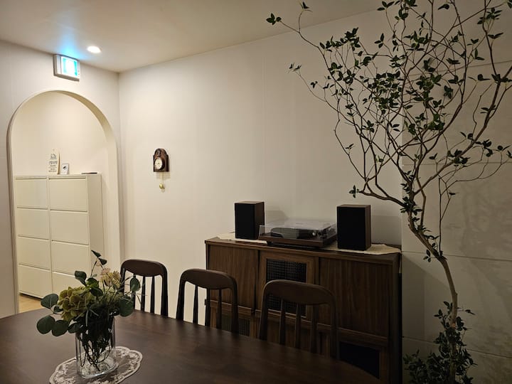 해운대 감성G하우스 (Day Half)#해수욕장1분#침대11개#화장실4개#최대14명 - Busan