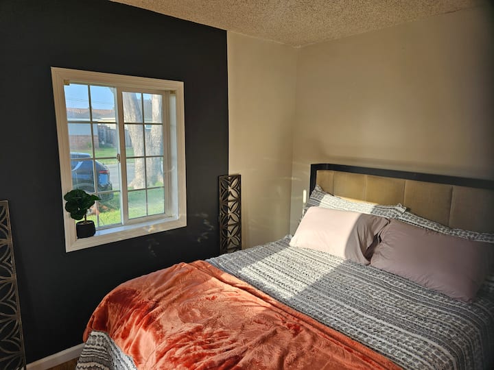 Private Side Home. - Bellflower, CA