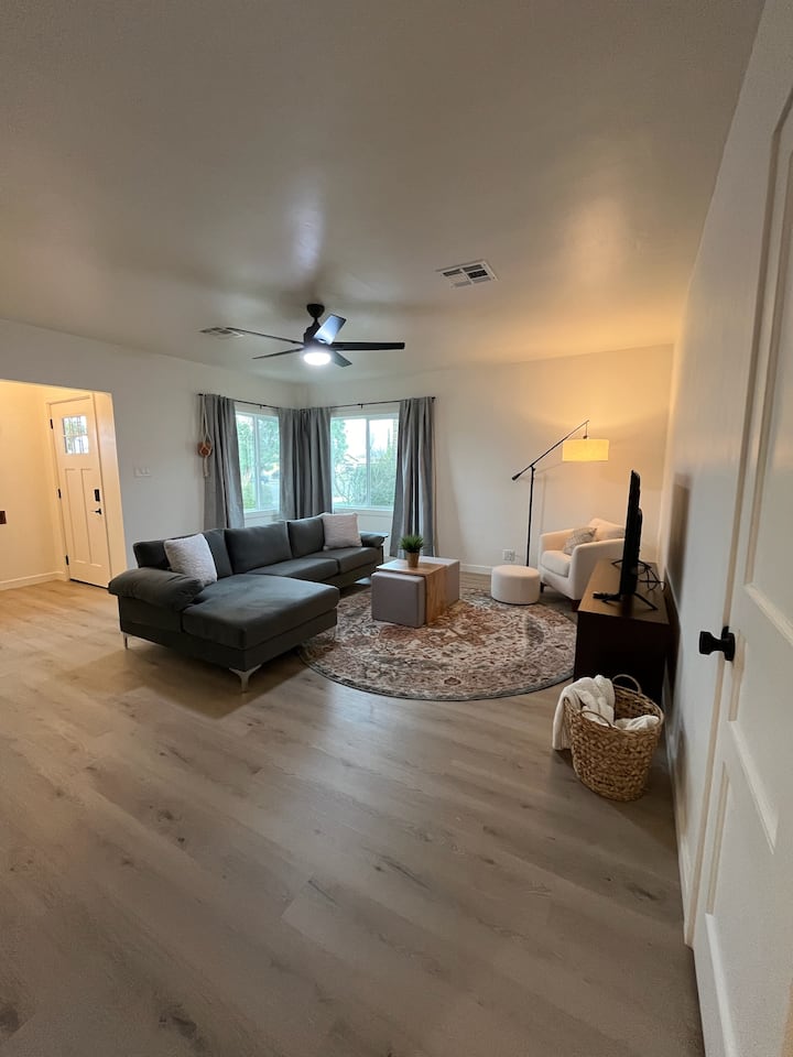 Spacious Retreat Next 2 Downtown - Bakersfield, CA