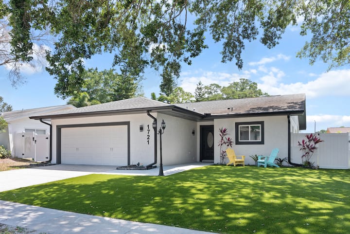Modern Palm Harbor Escape | Pool + Game Room - Palm Harbor, FL