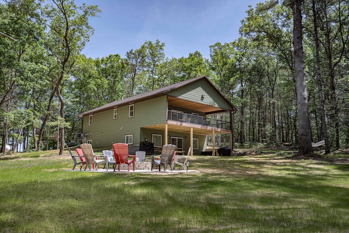 Cozy Lodge With Bar And Outdoor Fireplace - Wisconsin Dells, WI