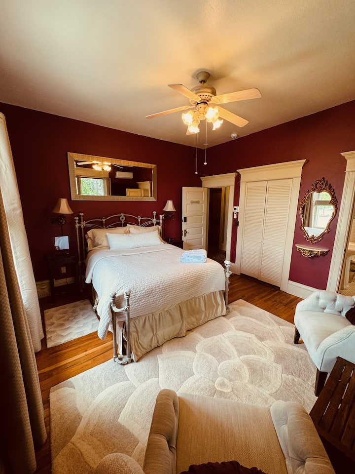 Gibson Mansion - Sunset Room - Missoula, MT