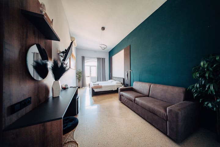 Spacious Room With Field View Balcony Sleeps 4 (4) - マルタ