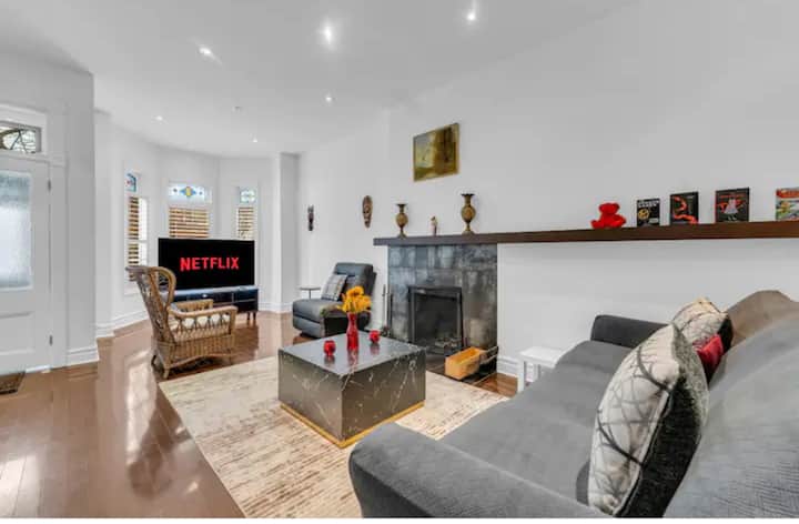 Cozy Retreat: Arcade, Comfy Beds, Full Amenities! - Toronto, ON