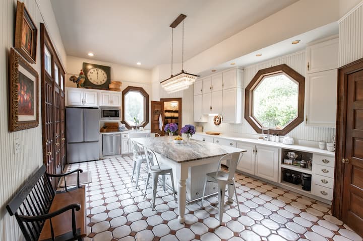 Downtown Newnan, Family Friendly Luxury Estate - Newnan, GA