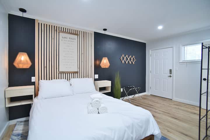 Showboat Creekside Queen 2nd Floor - Finger Lakes, NY