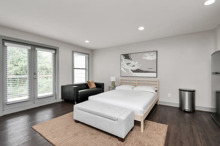 Opulent River Oaks Studio W/parking, Coffee And Tv - Fourth Ward - Houston