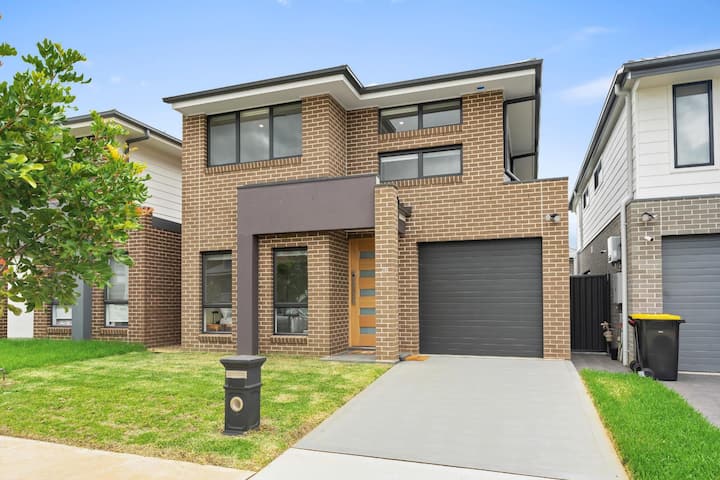 Brand New Luxurious & Charming Home In Austral - Camden