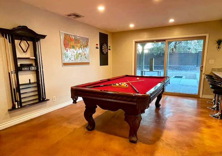 Fun-packed 4br: King Suite, Basketball, Pool, Golf - Las Vegas, NV