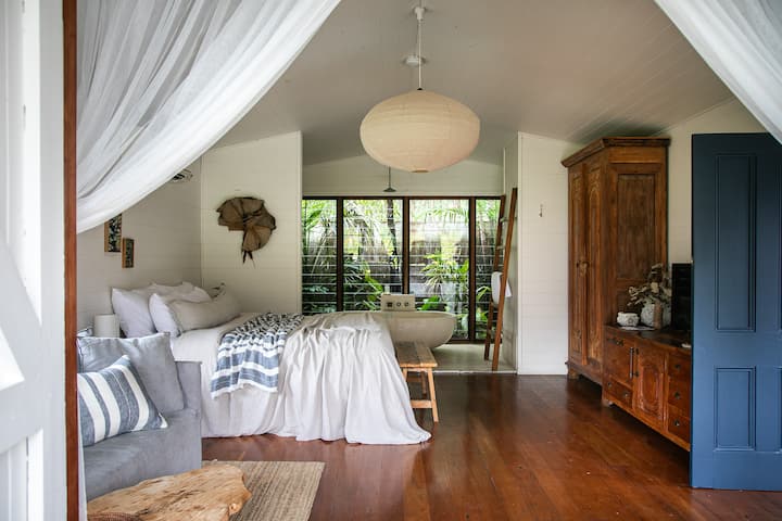 Boutique Overwater Hunter Valley Stay. Boathouse 3 - Lovedale