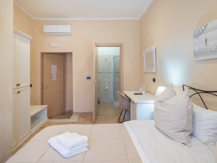Lunamar Double Or Twin Room Private Bathroom - La Spezia