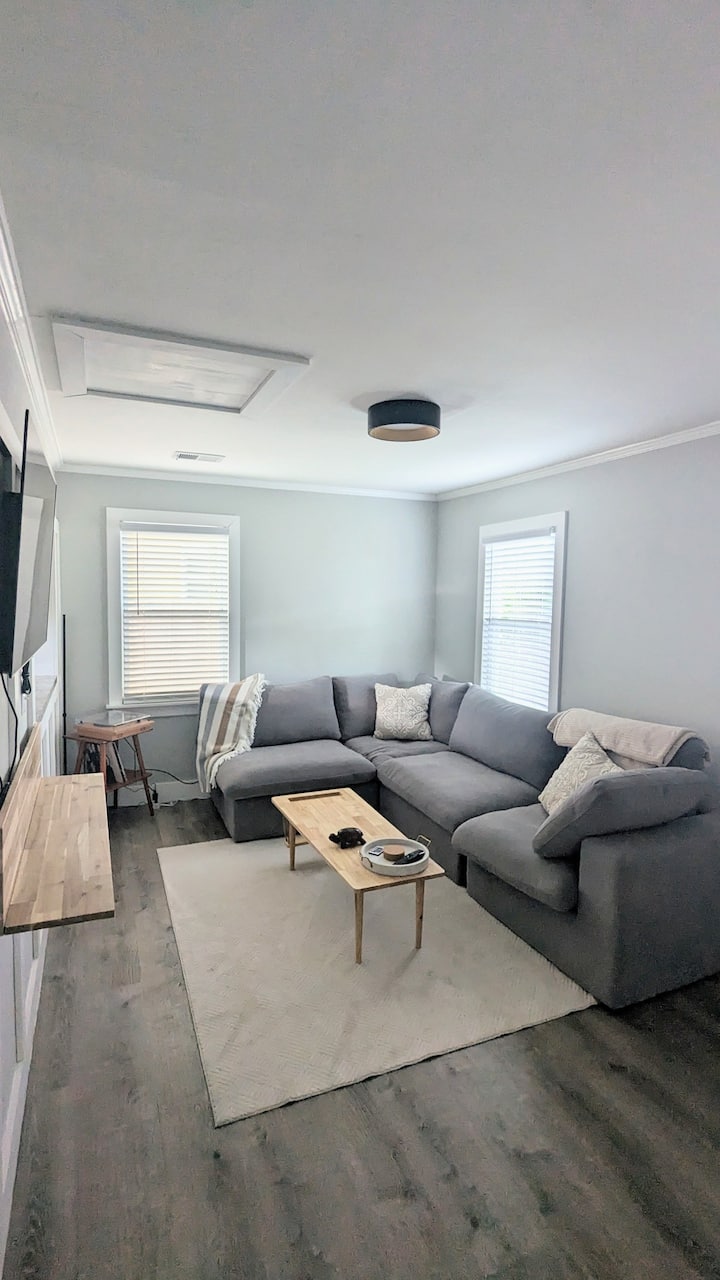 Blue Bungalow
5 Min To Downtown
9 Min To Opryland - Nashville, TN