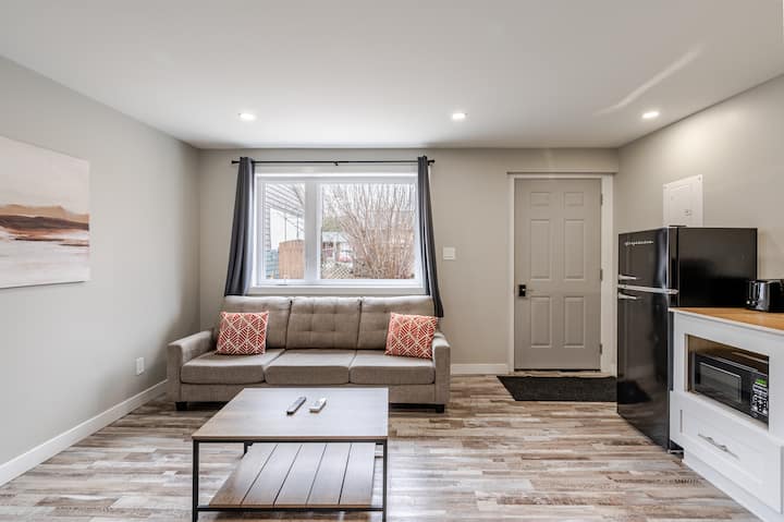 Entire 1 Bedroom Apartment Downtown - Chicopee