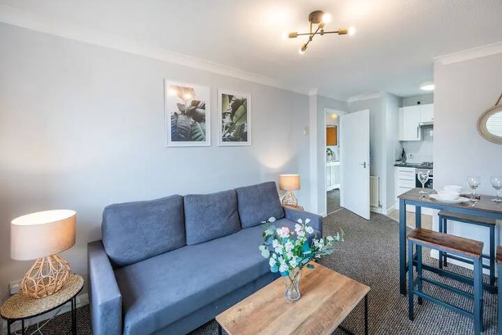 Serenity Apartment · Parking · Train St - Staines-upon-Thames