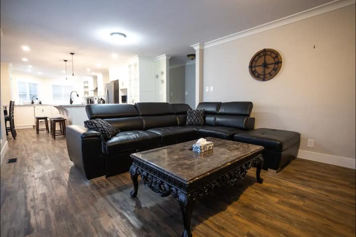 Langley 6 Bedroom Main House Sleeps 22+ - Aldergrove