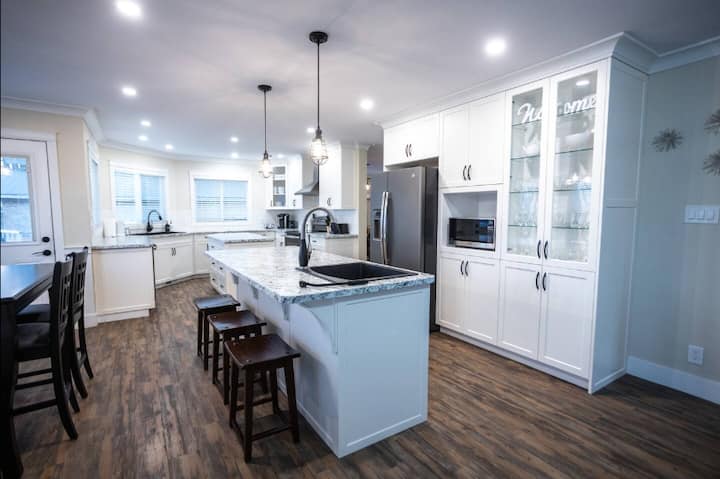 Langley 6-9 Bedroom Farmhouse Sleeps Upto 32 - Aldergrove