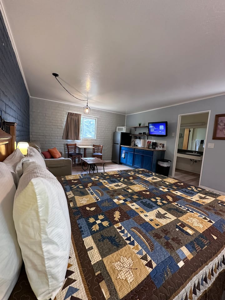 *Long Term* Spacious Pet-friendly Studio 109 - Pinetop-Lakeside, AZ