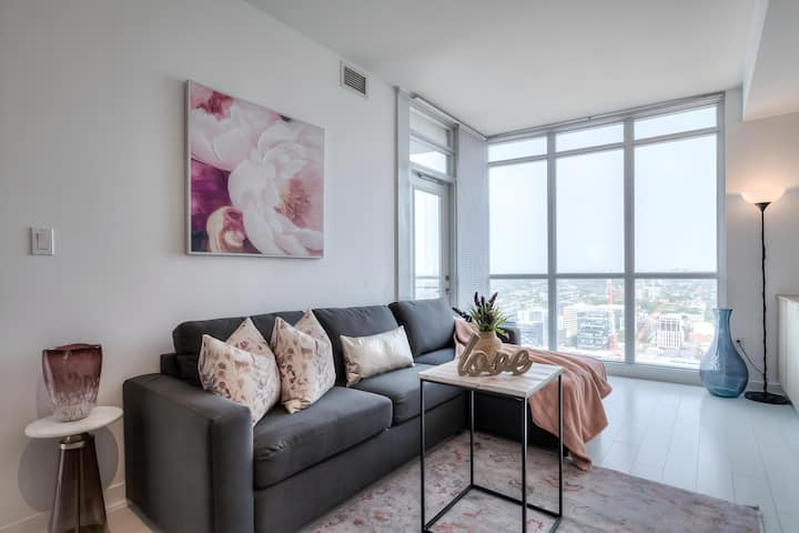 Luxury Condo|downtown Core|free Parking|sleeps 6 - Toronto