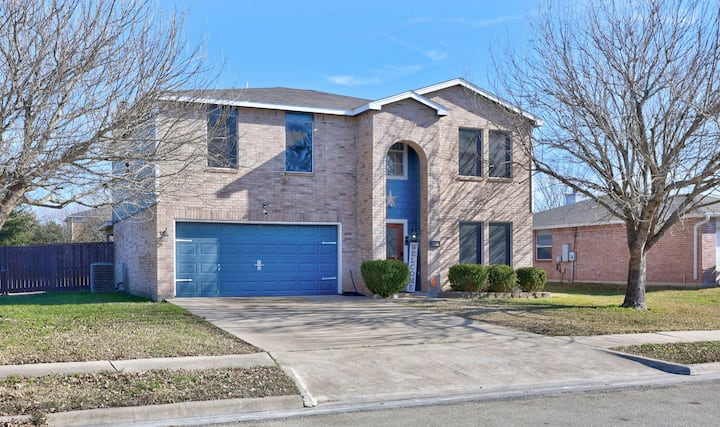Huge Home Near Family Water Park- Fully Stocked - Temple, TX