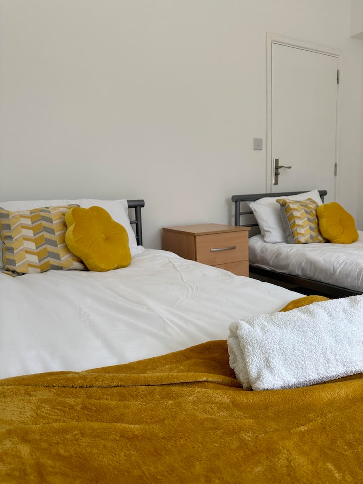 Shakespeare House 8 Bedrooms 13 Beds  16 People - Leicestershire