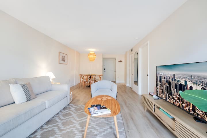 South Beach Collins & The Ocean! Large + Parking - Miami Beach, FL