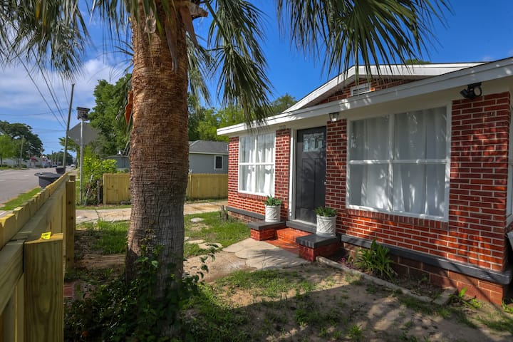 Eastside Florida Room Downtown Pensacola - Pensacola, FL