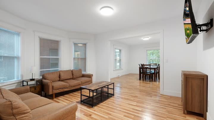 6 Bedroom House. Short Walk To Niagara Falls! - Niagara Falls, NY