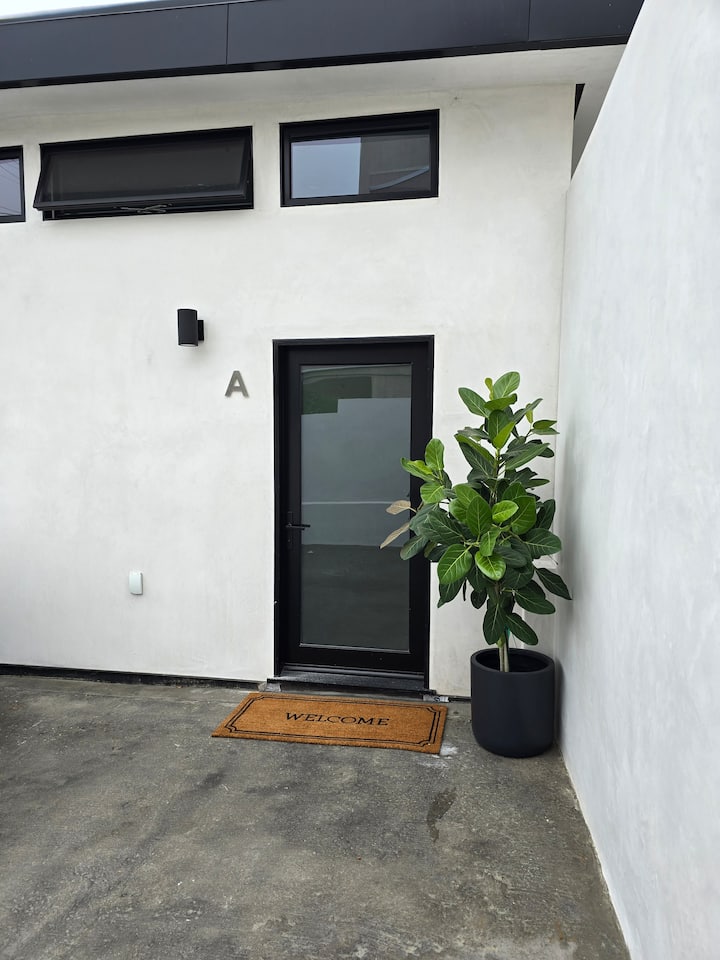 New Contemporary Studio - Torrance, CA