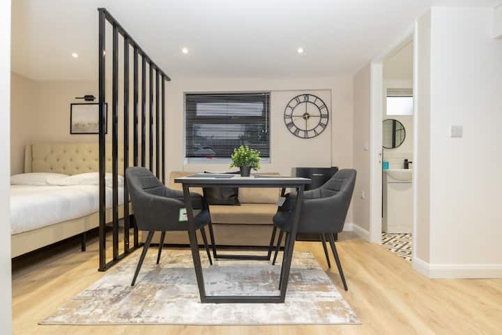 Modern Studio Apart Large Garden - Stoke-on-Trent