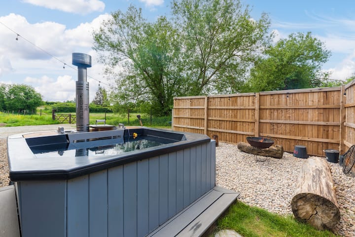 The Quirky Hot Tub Lodge You've Been Looking For - Kent