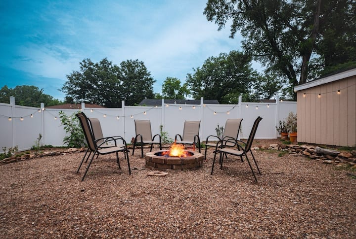 3br Urban Retreat: 5 Beds 3mi To Ku & Downtown - Lawrence, KS