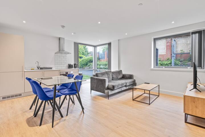Etna House | Contemporary 2br Apartment B26 - Birmingham Airport (BHX)