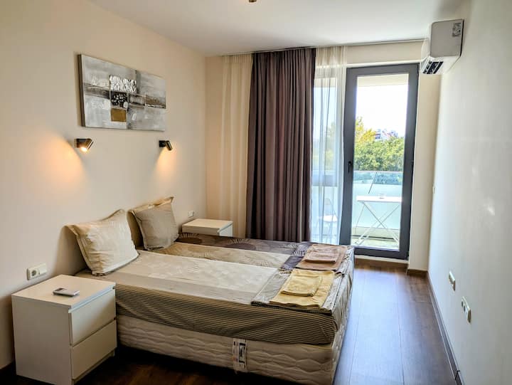 Луксозен апартамент "Comfy" на площад Тройката - Burgas