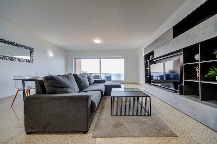 Sliema Waves: Oceanview Escape - Malta