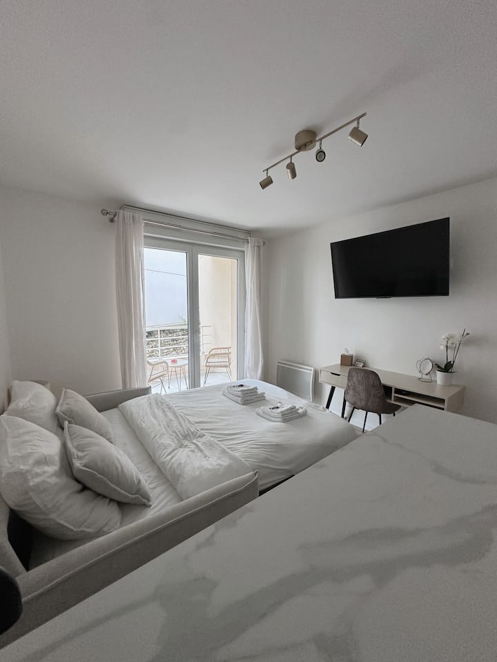 Charmant Studio Neuf Avec Balcon, à 2 Min Du Métro - Paris