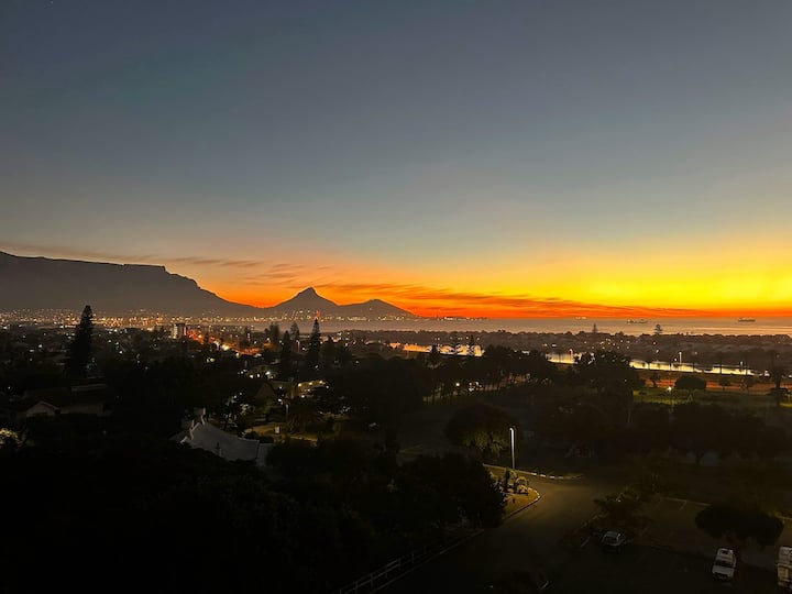 508 - Table Mountain & Bay Sunset Views - Goodwood