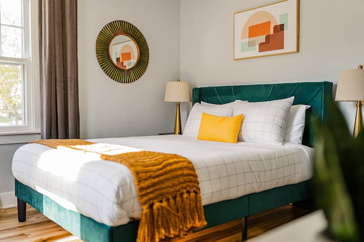 Private & Cozy Home | 3bed | Fenced - Holland Mi - Holland Tulip Time Festival