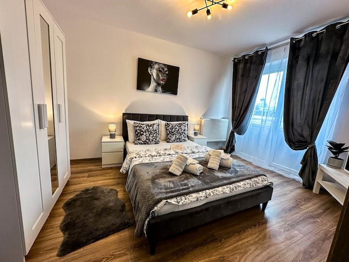 City Center - 1br W/ Balcony, Netflix & City View - Bucharest