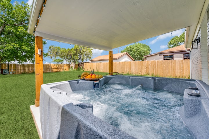 Modern 4br/2b Home, With Hottub & Gated Backyard - Irving, TX