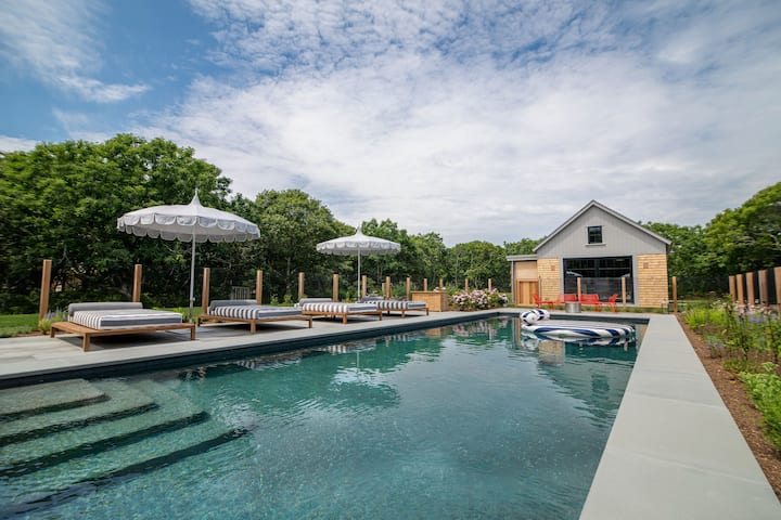 New Waterfront Estate With Pool + Guest House - 瑪莎葡萄園島