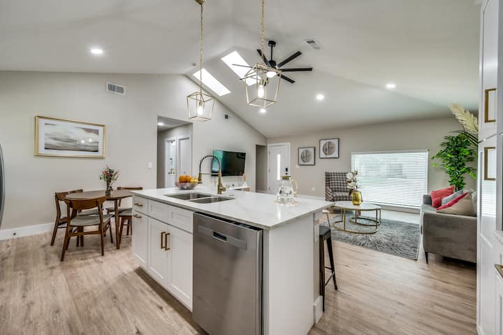 Modern 3br/2b Home, With Hottub, Near Dfw Airport - Irving, TX
