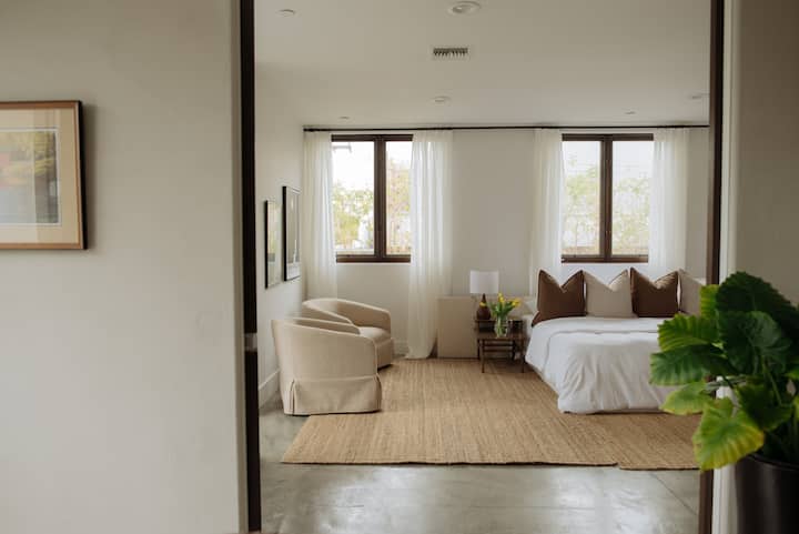 West Hollywood Gem: Stylish 2-bedroom Apartment - West Hollywood, CA