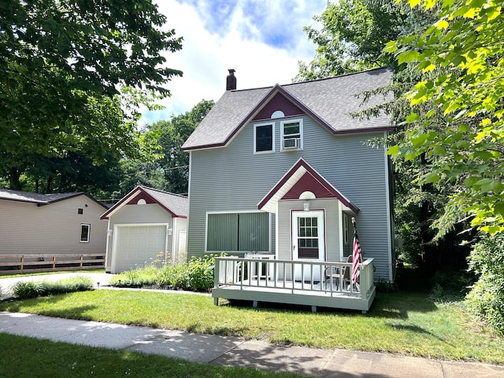 Downtown Charlevoix! 2 Blocks To Lake Michigan! - Charlevoix, MI